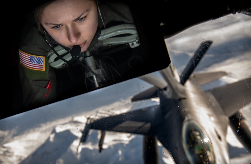 DVIDS - Images - 97th ARS fuels F-16s during AE22 [Image 8 of 16]