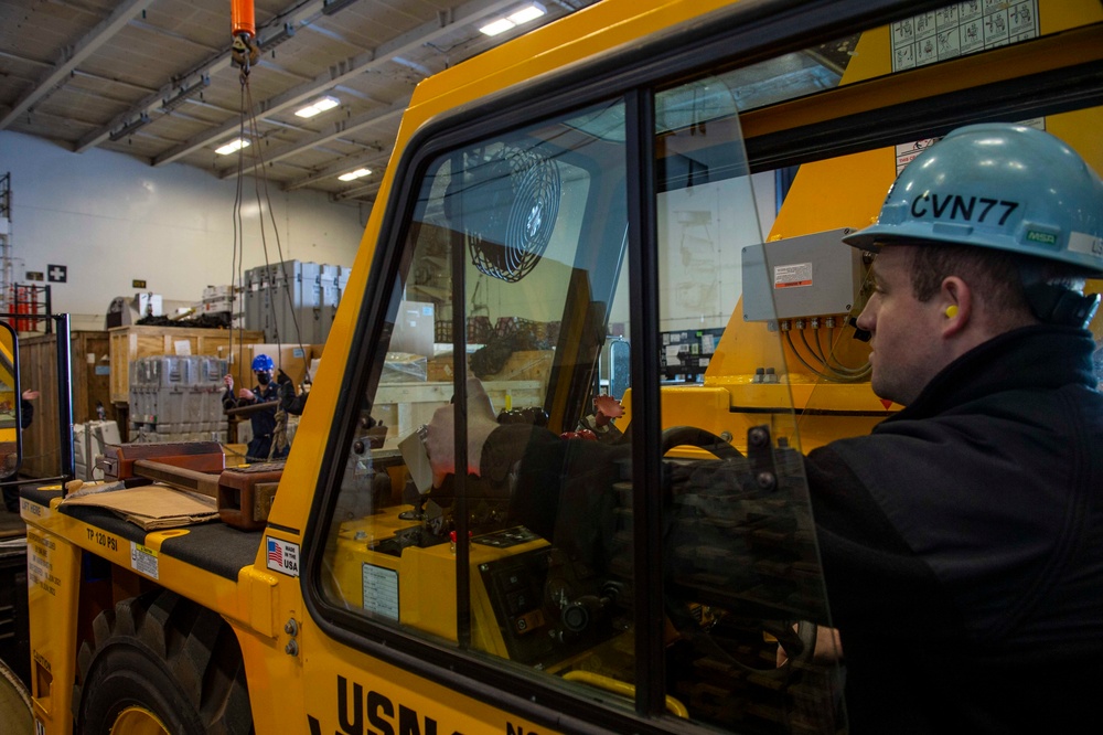 DVIDS - Images - GHWB Sailor Operates Crane [Image 3 of 4]