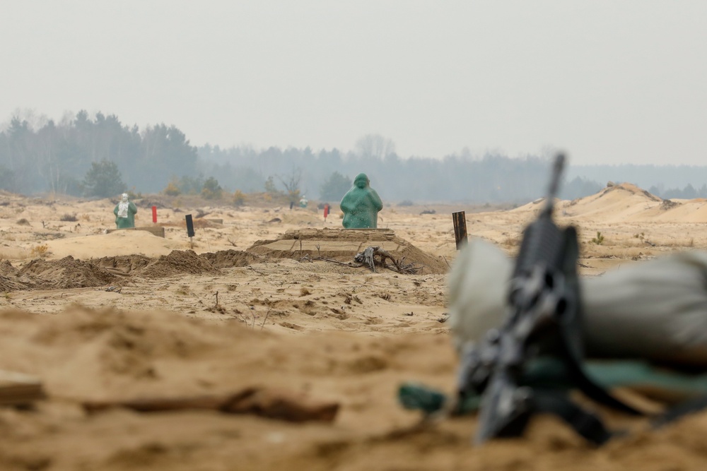 DVIDS - Images - 101 BSB Qualify on M4 Carbines and M249 Light Machine ...