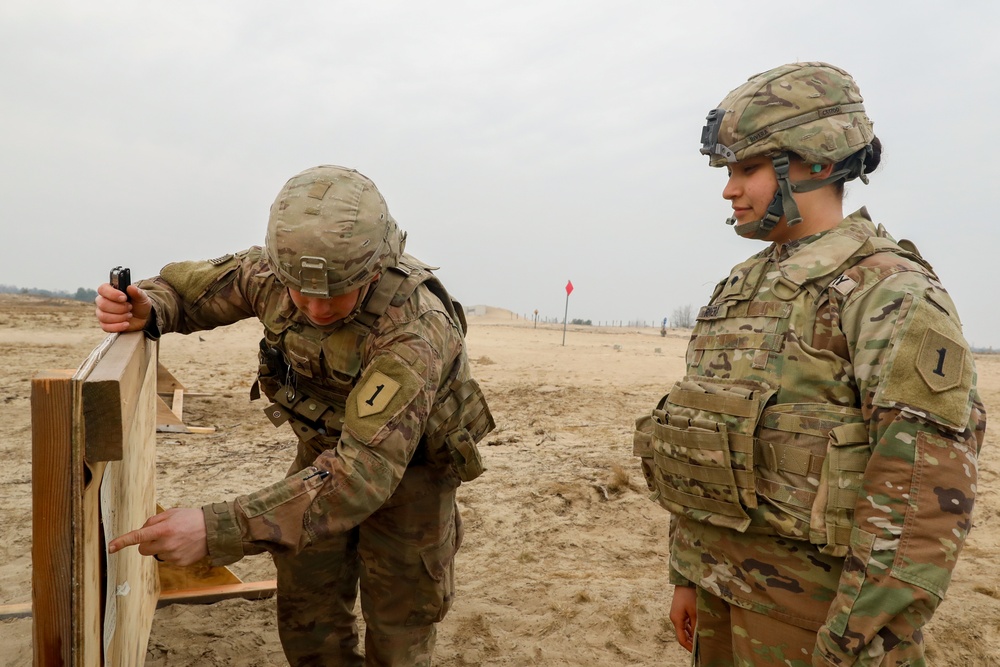 DVIDS - Images - 101 BSB Qualify on M4 Carbines and M249 Light Machine ...