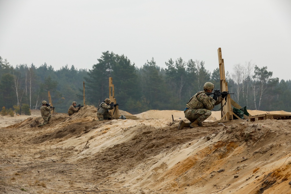 DVIDS - Images - 101 BSB Qualify on M4 Carbines and M249 Light Machine ...