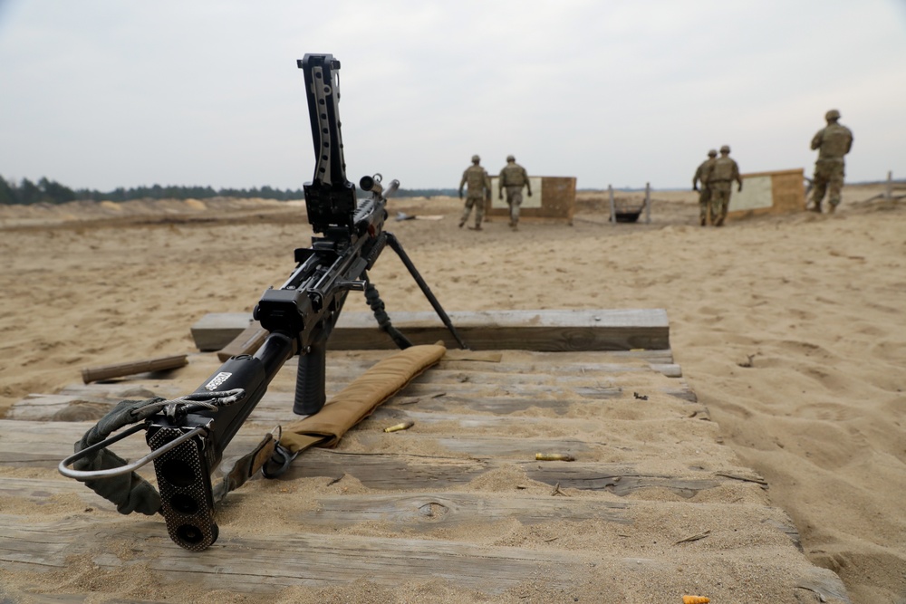 DVIDS - Images - 101 BSB Qualify on M4 Carbines and M249 Light Machine ...