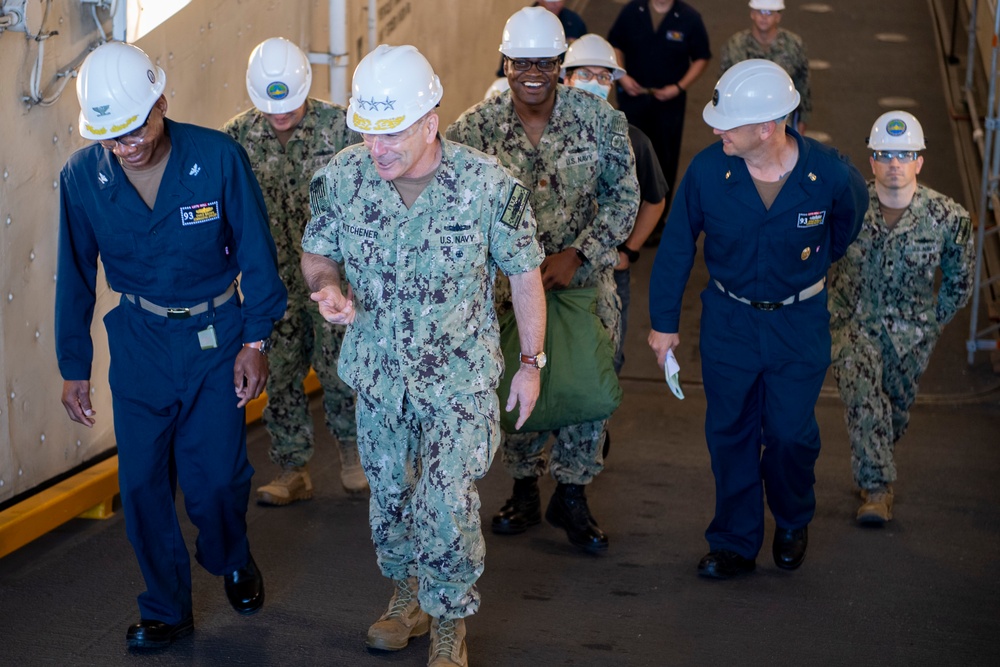DVIDS - Images - Vice Admiral Kitchener visits USS Somerset