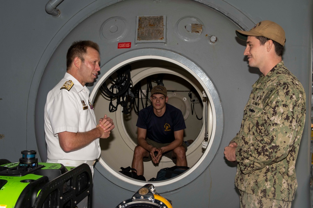 DVIDS - Images - Chief of Navy Australia Visits Frank Cable [Image 2 of 5]