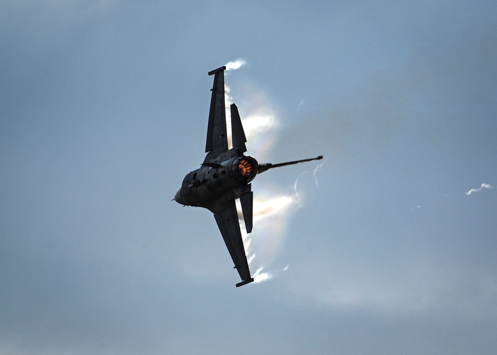 DVIDS - Images - Viper Demo and Thunderbird No. 8 fly over Shaw AFB ...