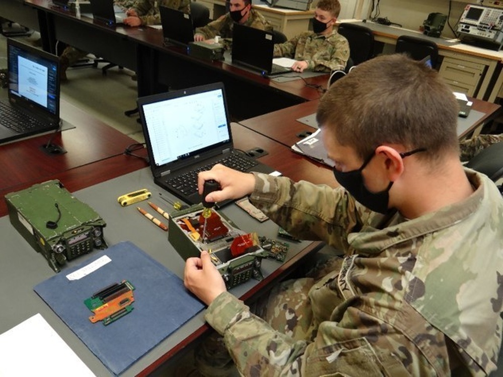 DVIDS - Images - Guard student learns to repair an RT-1523F [Image 4 of 4]