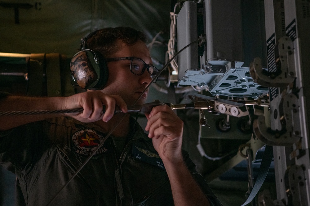 DVIDS - Images - VMGR–152 Conducts CDS Airdrop Training [Image 5 of 14]