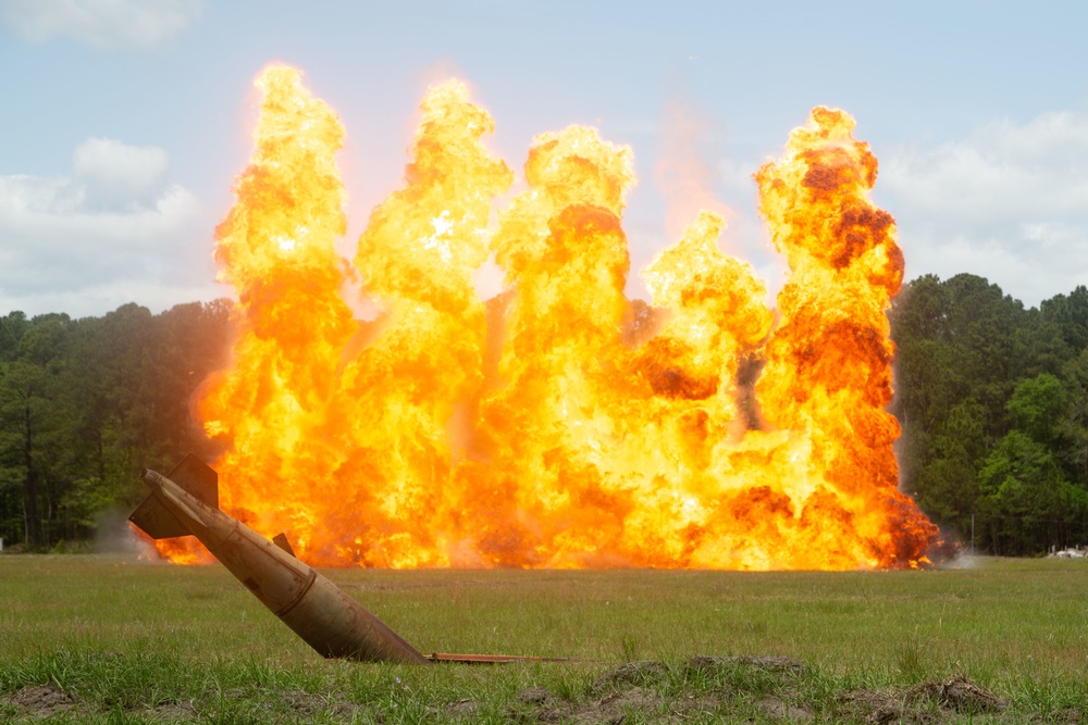 DVIDS - Images - MCAS Beaufort EOD Demo [Image 5 of 6]