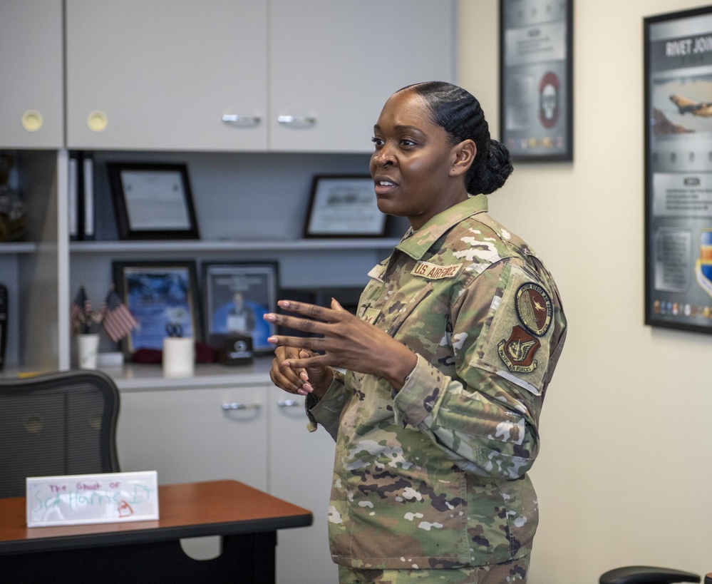 DVIDS - Images - TSgt Imelda Edge Supervisor of the Month [Image 4 of 9]