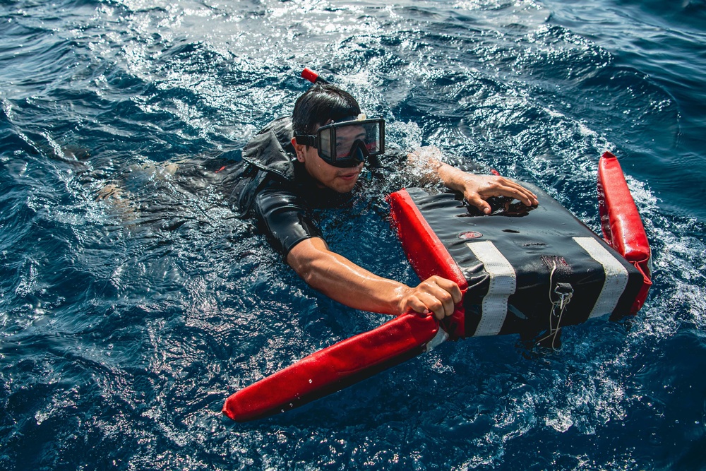 DVIDS - Images - USS Momsen Rescue Swimmer [Image 3 of 7]