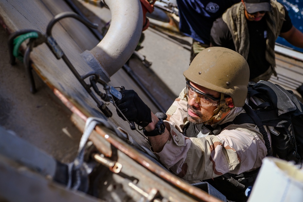 DVIDS - Images - USS Momsen VBSS Training [Image 4 of 7]