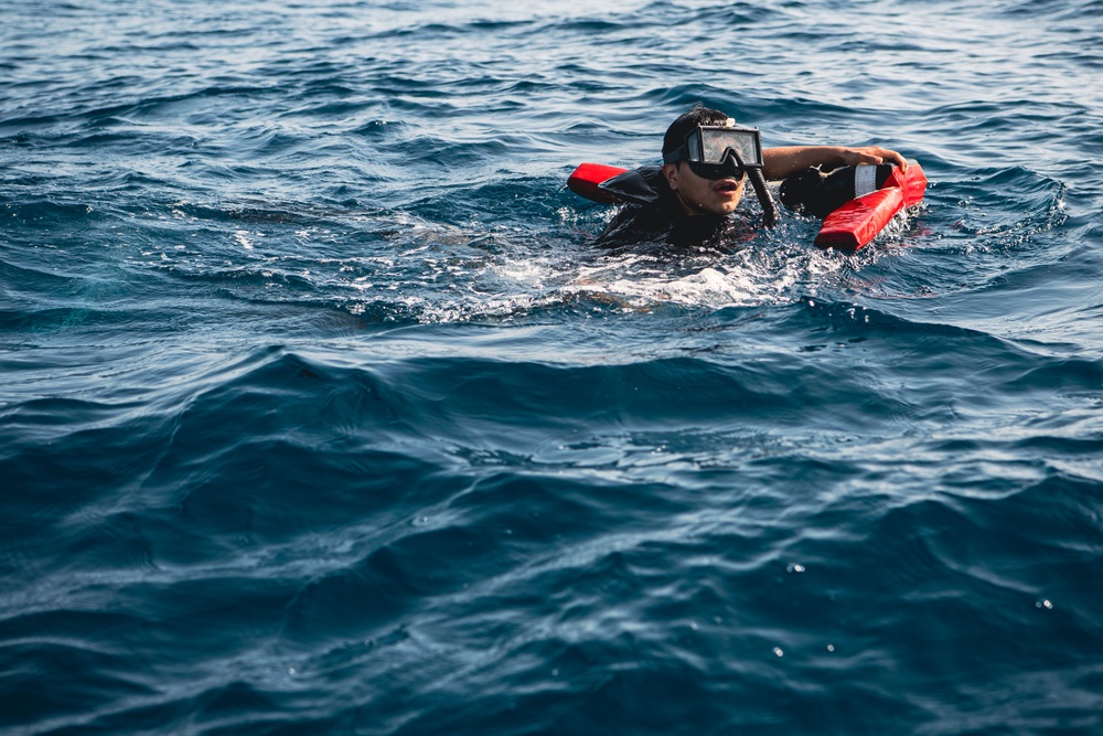 DVIDS - Images - USS Momsen Rescue Swimmer [Image 6 of 7]