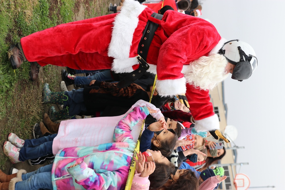 DVIDS - Images - Santa greets NAS Lemoore school children [Image 3 of 4]