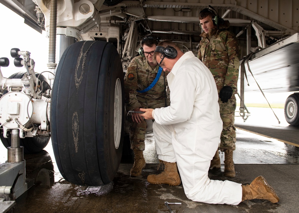 DVIDS - Images - 730th AMS Airmen train on C-5M Super Galaxy [Image 2 ...