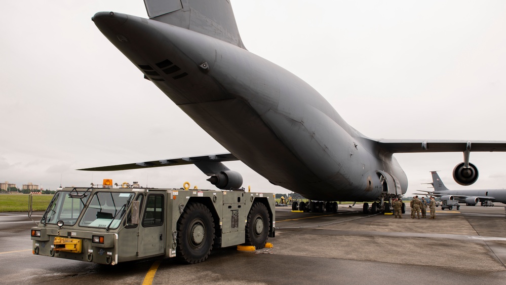 DVIDS - Images - 730th AMS Airmen train on C-5M Super Galaxy [Image 5 ...