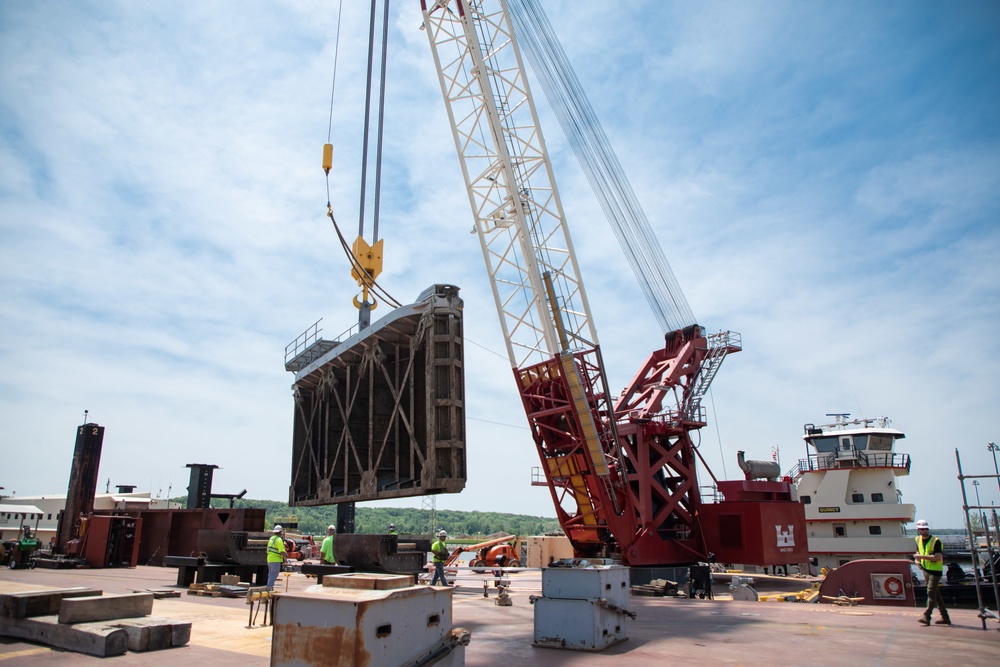 DVIDS - Images - Miter Gate Lift at Locks and Dam 14 [Image 1 of 2]