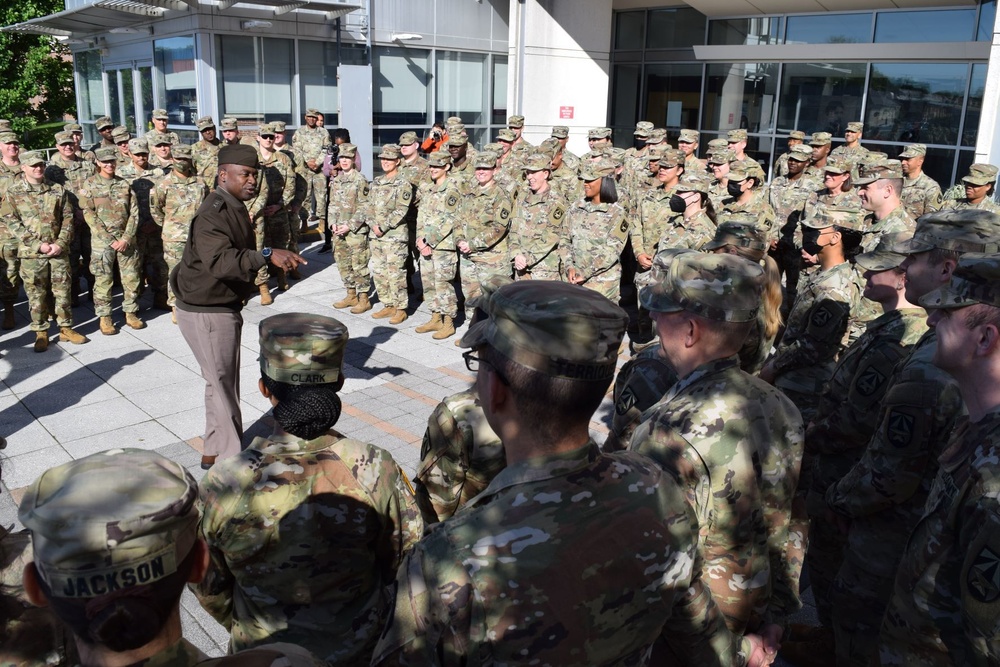 DVIDS - Images - Army Surgeon General visits Walter Reed Army Institute ...