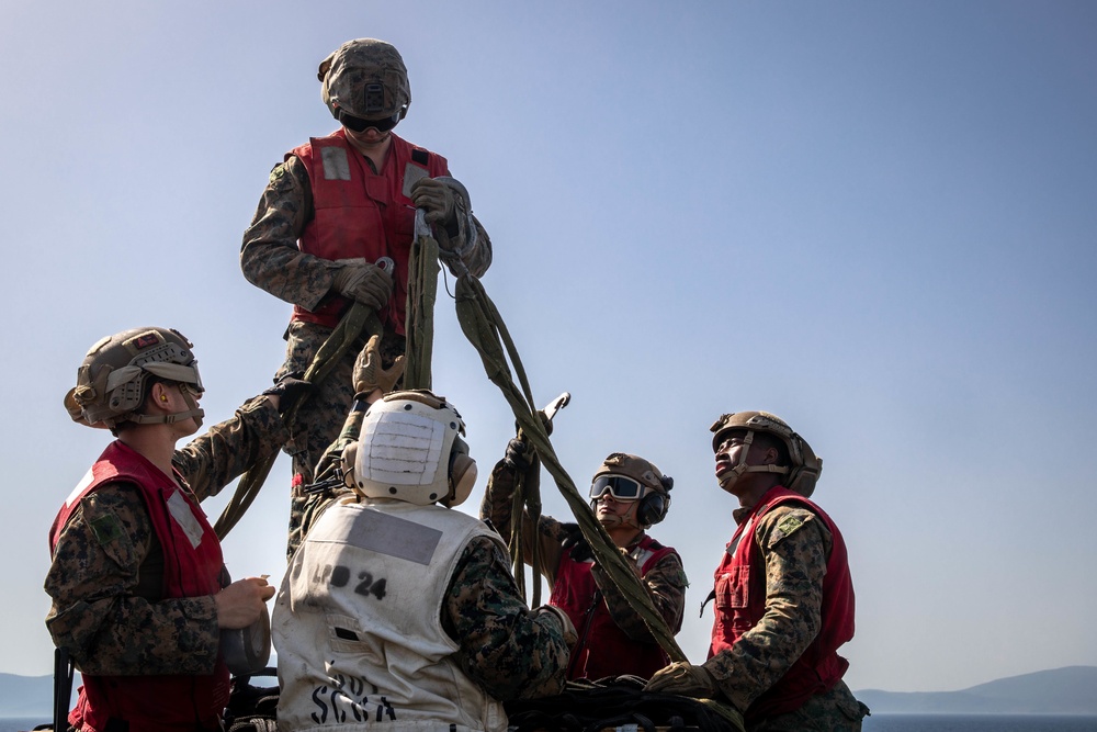 DVIDS - Images - Helicopter support team conducts external lifts with ...