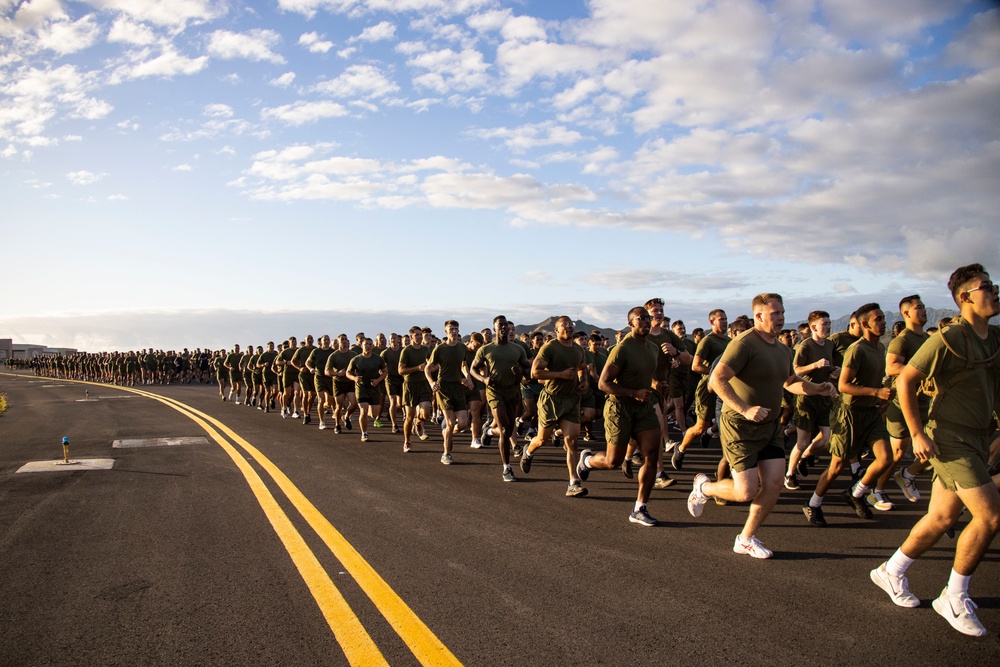 DVIDS - Images - MAG-24 Commanding Officer's Flight Line Run [Image 3 of 9]