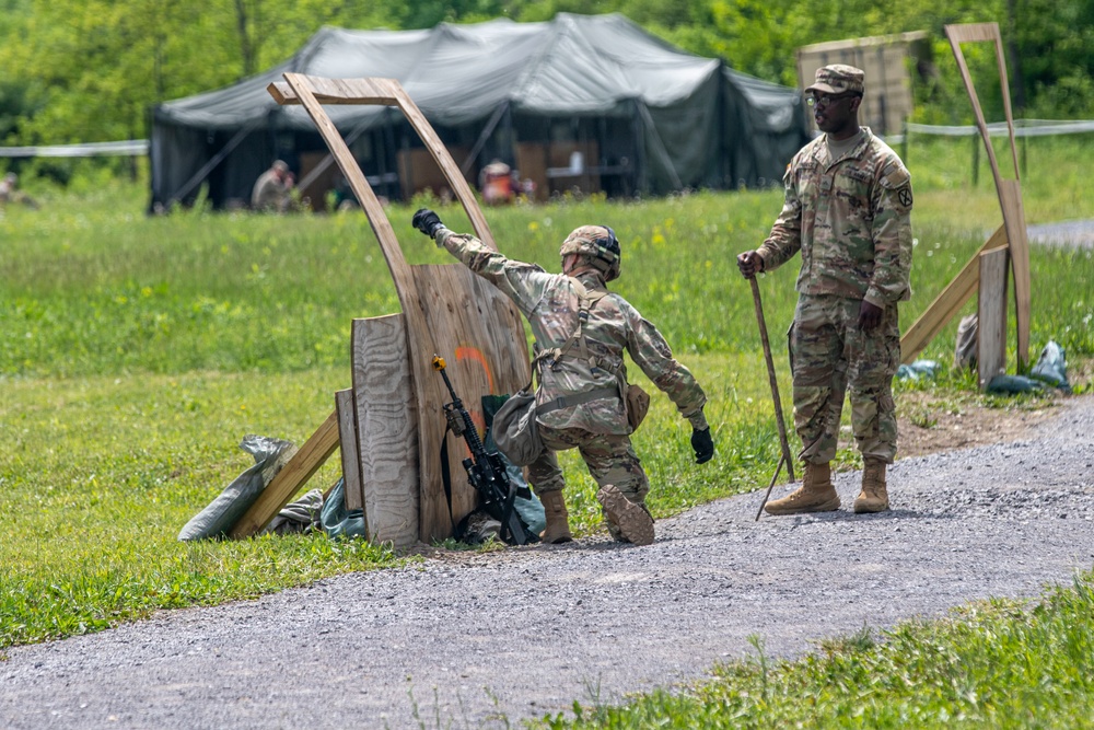 DVIDS - Images - Soldiers compete for prestigious badge [Image 4 of 12]
