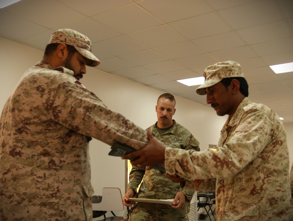 DVIDS - Images - 35th Infantry Division Medics Instruct Kuwaiti Land ...