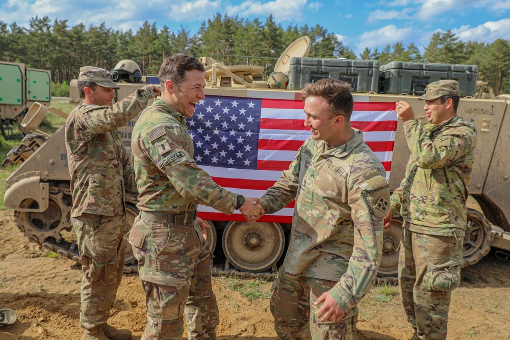 DVIDS - Images - Soldier Reenlists During Defender Europe 22 [Image 4 of 6]