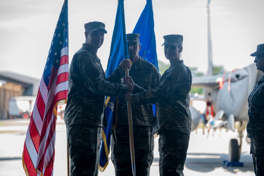 DVIDS - Images - 4th MXG changes command [Image 3 of 5]