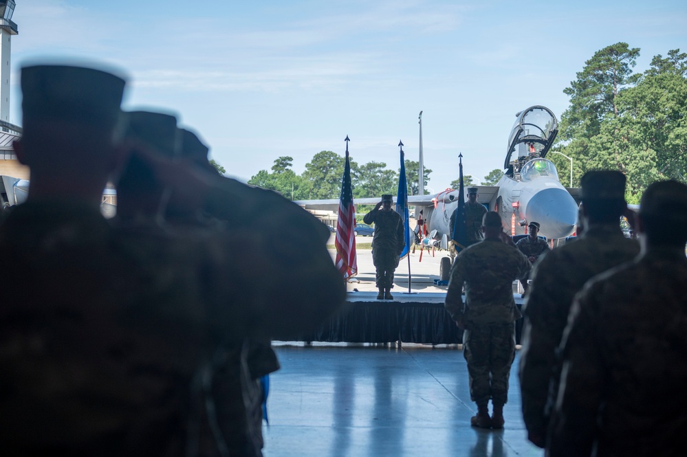 DVIDS - Images - 4th MXG changes command [Image 4 of 5]