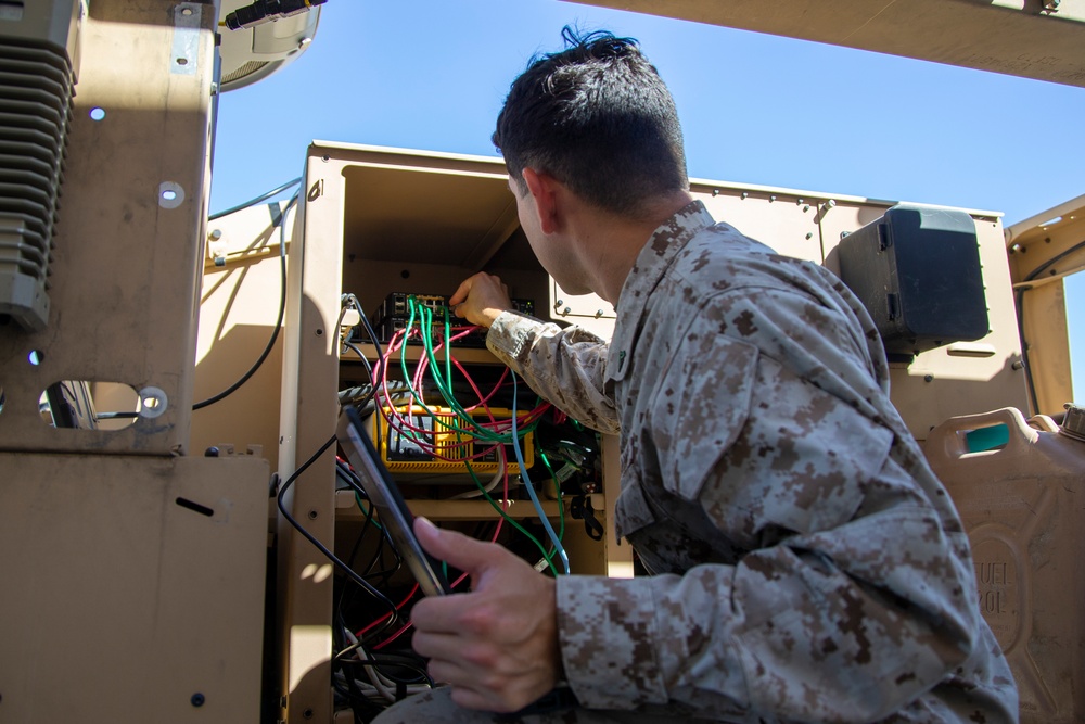 DVIDS - Images - 13th MEU creates a network on-the-move for JLTVs ...