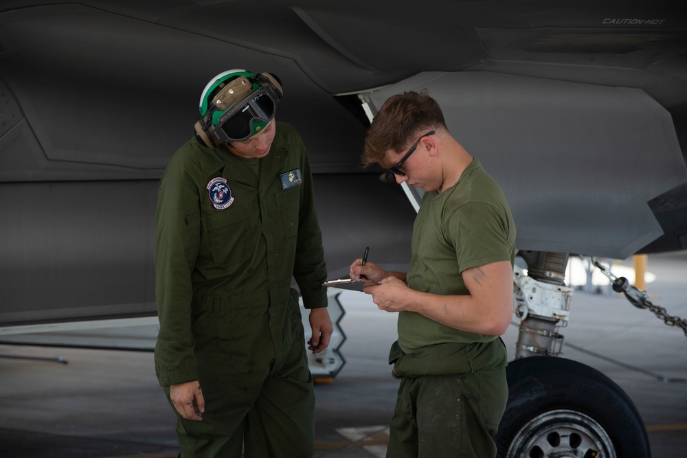 DVIDS - Images - F-35B Maintenance during RUT [Image 3 of 10]