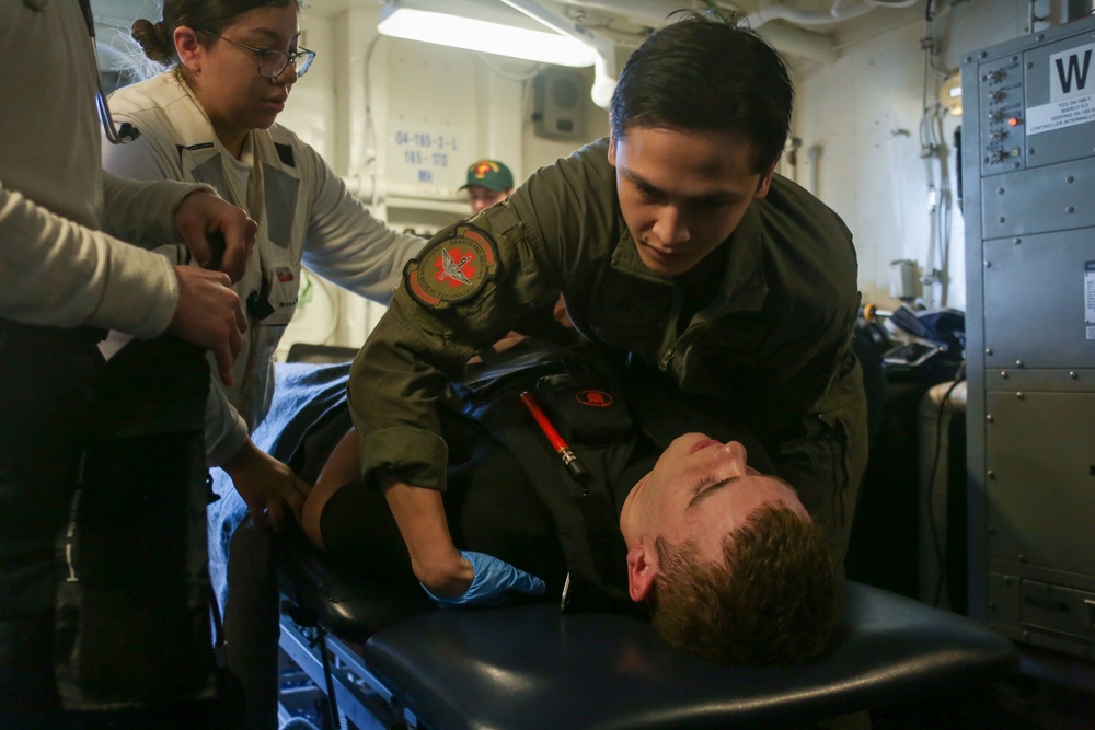 DVIDS - Images - Sailors conduct search and rescue training [Image 5 of 5]