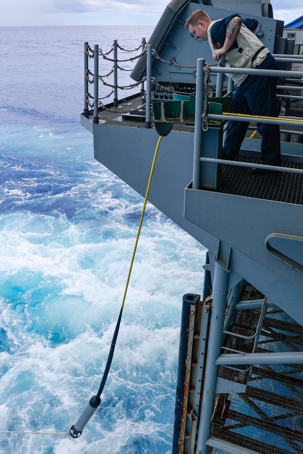 DVIDS - Images - Abraham Lincoln conducts a Nixie stream [Image 5 of 6]