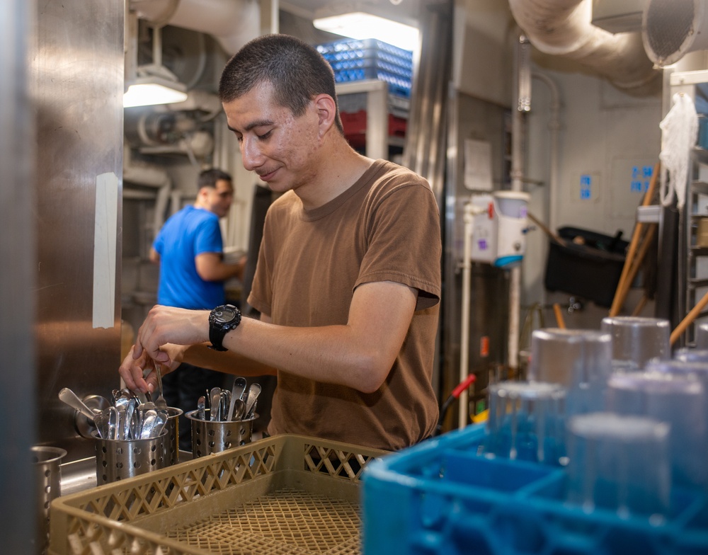 DVIDS - Images - USS Ronald Reagan (CVN-76) food service attendants ...