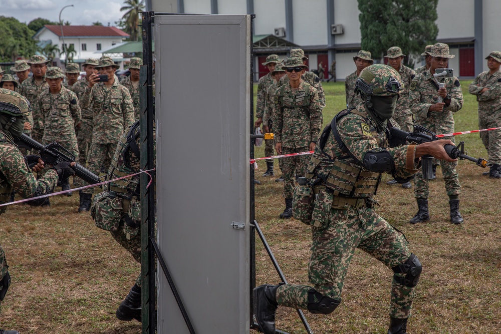 DVIDS - Images - Keris Strike 22 Breaching Class [Image 2 of 2]