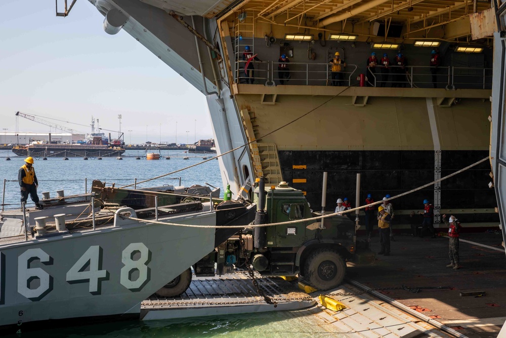 DVIDS - Images - Makin Island Conducts Stern-gate Marriage [Image 3 of 3]