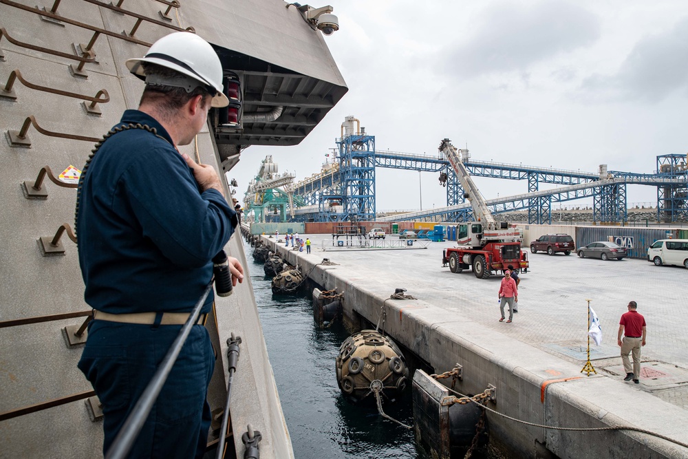 DVIDS - Images - USS Sioux City Scheduled Logistics Stop in Fujairah ...