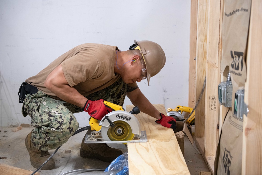 DVIDS - Images - NMCB-14 visits NASKW for in-rate training. [Image 4 of 12]