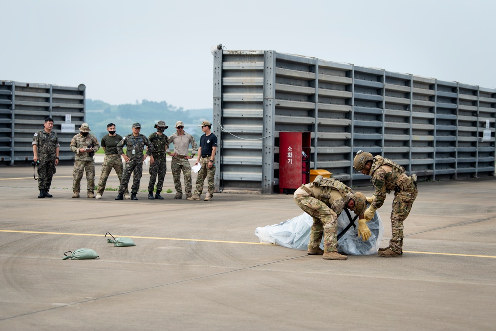 DVIDS - Images - Misawa EOD members conduct bilateral training with ...