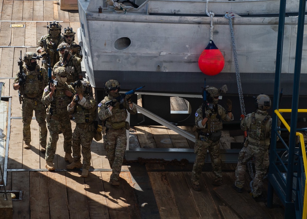 DVIDS - Images - RIMPAC 2022: Multinational SOF simulate VBSS aboard MV ...