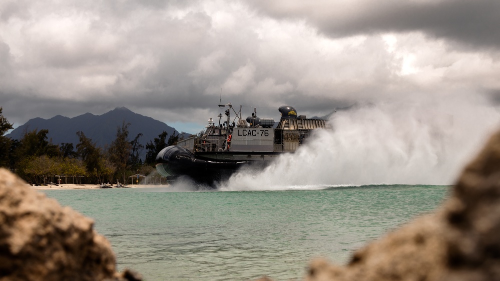 DVIDS - Images - LCAC transports HIMARS and 1/12 Marines during RIMPAC ...