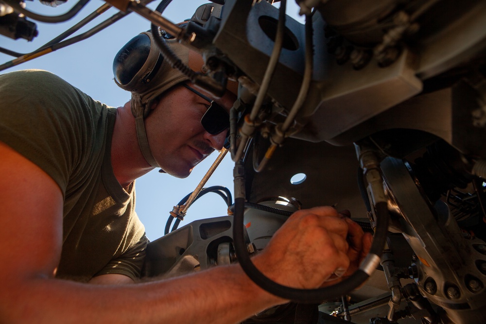 DVIDS - Images - HMH-366 Marines Inspect a CH-53E Super Stallion [Image ...