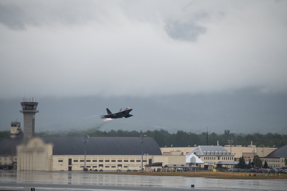 DVIDS - Images - F-22 Raptors blast through skies over JBER [Image 6 of 14]
