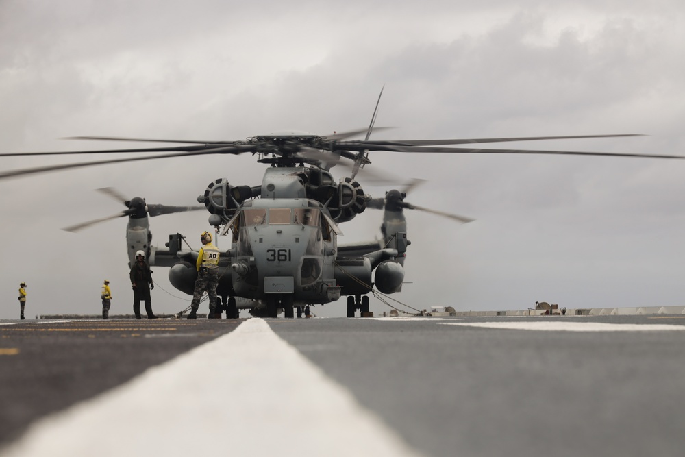 DVIDS - Images - RIMPAC2022: HMH 462 lands on the HMAS Canberra [Image ...