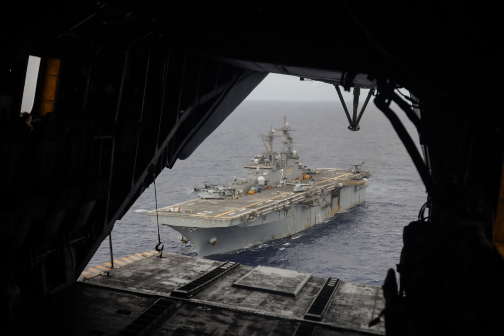 DVIDS - Images - RIMPAC2022: HMH 462 lands on the HMAS Canberra [Image ...