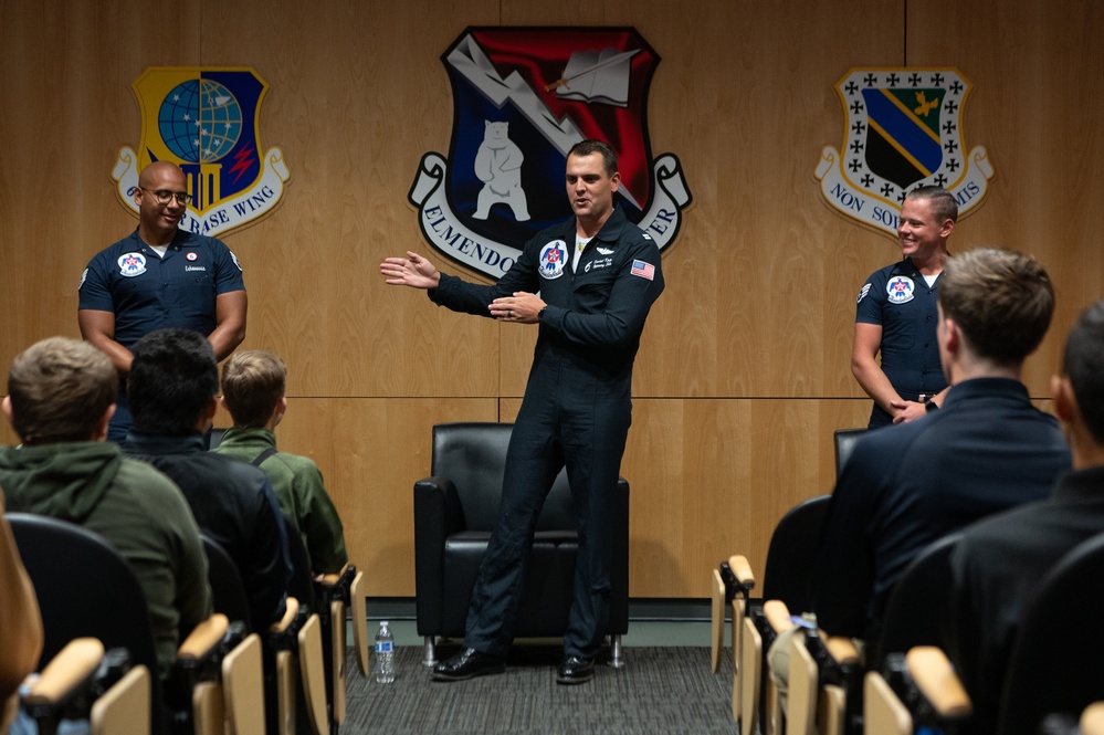DVIDS - Images - Thunderbirds meet local JROTC cadets [Image 3 of 4]