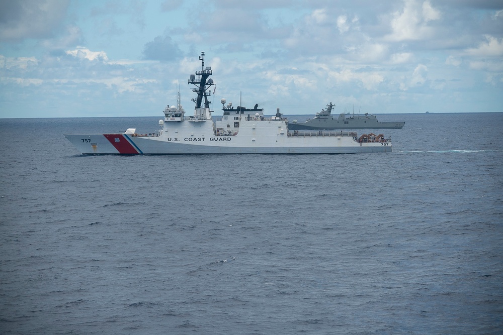 DVIDS - Images - RIMPAC 2022 Fleet Sails in Formation [Image 1 of 9]