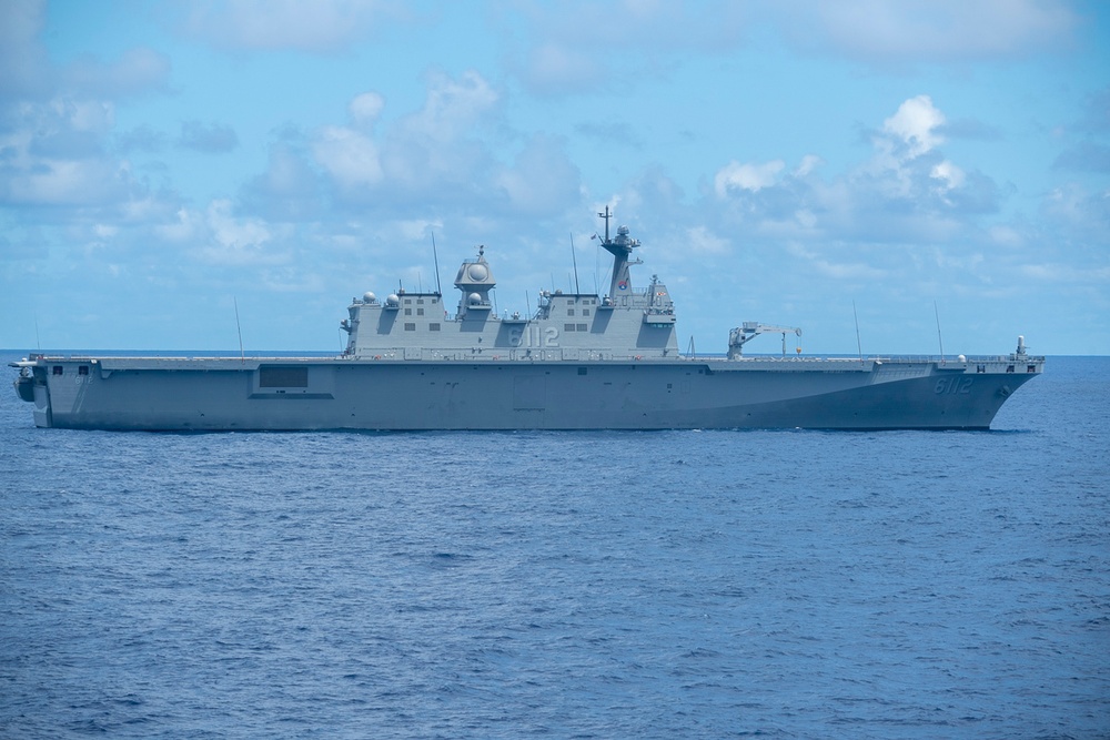 DVIDS - Images - RIMPAC 2022 Fleet Sails in Formation [Image 2 of 9]