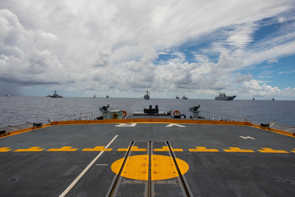 DVIDS - Images - RIMPAC 2022 Fleet Sails in Formation [Image 2 of 6]