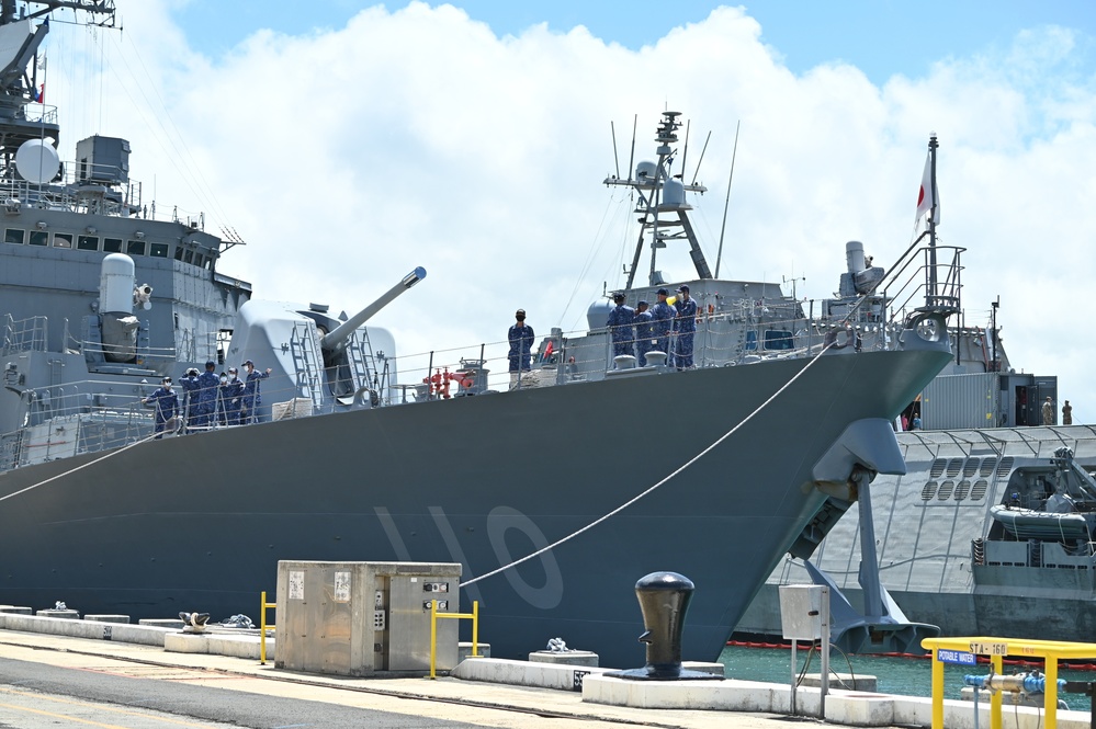 DVIDS - Images - JS Takanami Departs Pearl Harbor [Image 2 of 14]