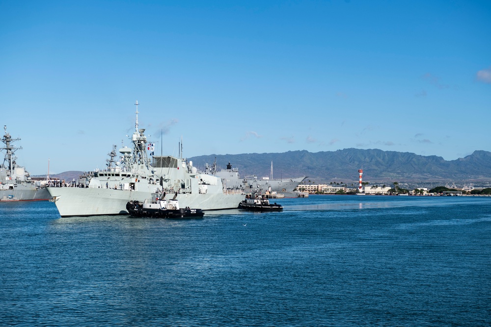 DVIDS - Images - RIMPAC 2022: HMCS WINNIPEG helping HMCS VANCOUVER dock ...